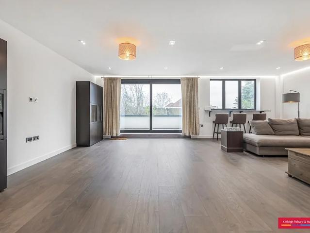 Apartment at The Ridgeway, Greater London
