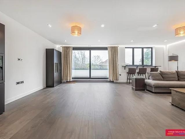 Apartment at The Ridgeway, Greater London
