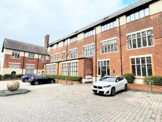 Apartment at The Ridgeway, Greater London