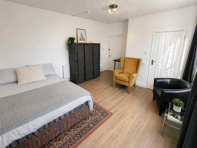 Apartment at Thornbury Avenue, Southampton