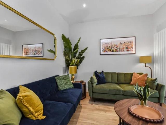 Apartment at Thornbury Road, Greater London