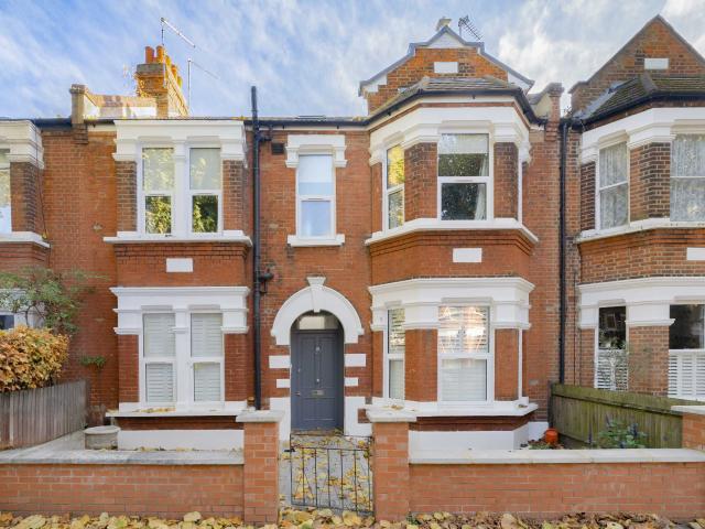 Apartment at Thorney Hedge Road, Greater London