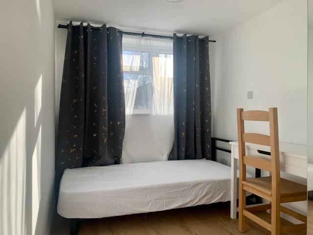 Room at Tiverton Way, Cambridge