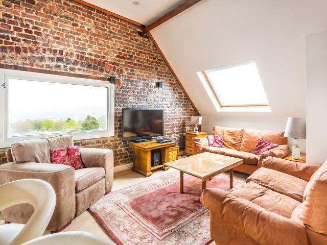 Apartment at Tilgate Common to Castle Street, Bletchingley