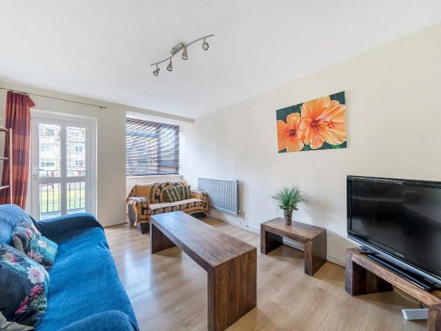 Apartment at Tildesley Road, Greater London