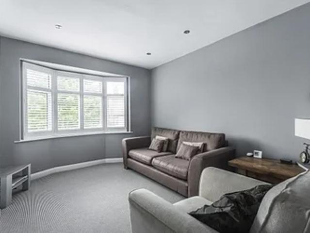 Apartment at Tilehurst Road, Greater London