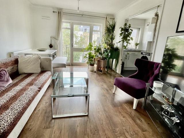 Apartment at Tryon Crescent, Greater London