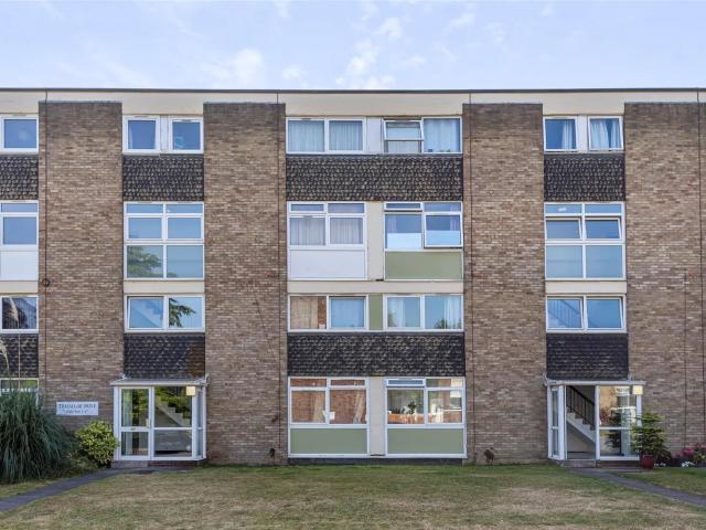 Apartment at Trafalgar Drive, Walton on Thames