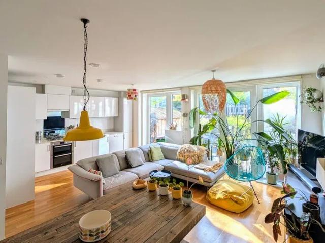 Apartment at Trafalgar Gardens, Greater London