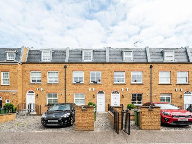 Apartment at Trafalgar Grove, Greater London