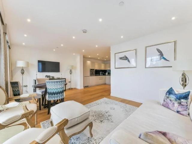 Apartment at Turnberry Quay, Greater London