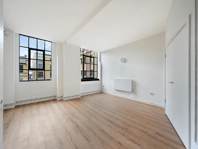 Apartment at Tyssen Street, London