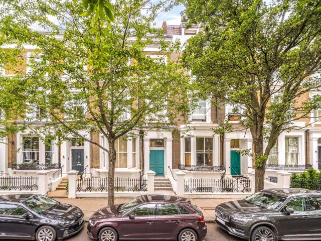 Apartment at Upper Addison Gardens, Greater London