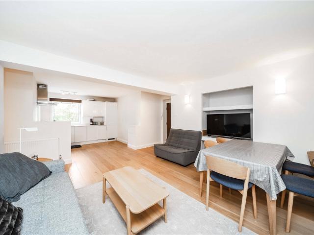 Apartment at Upper Addison Gardens, Greater London