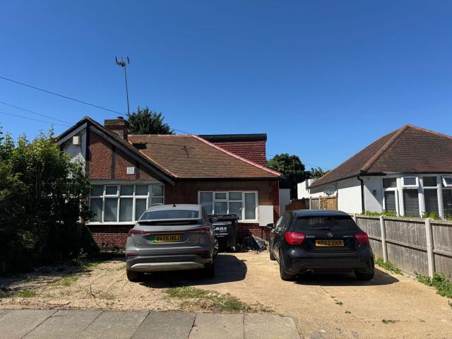 Apartment at Upper Halliford Road, Borough of Spelthorne