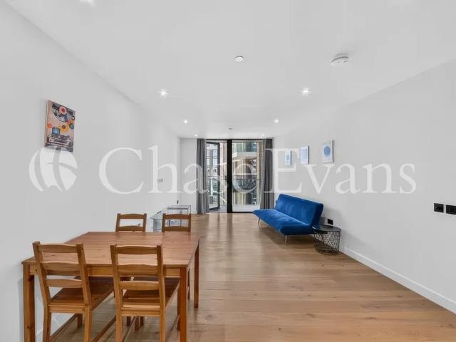 Apartment at Vaughan Way, Greater London