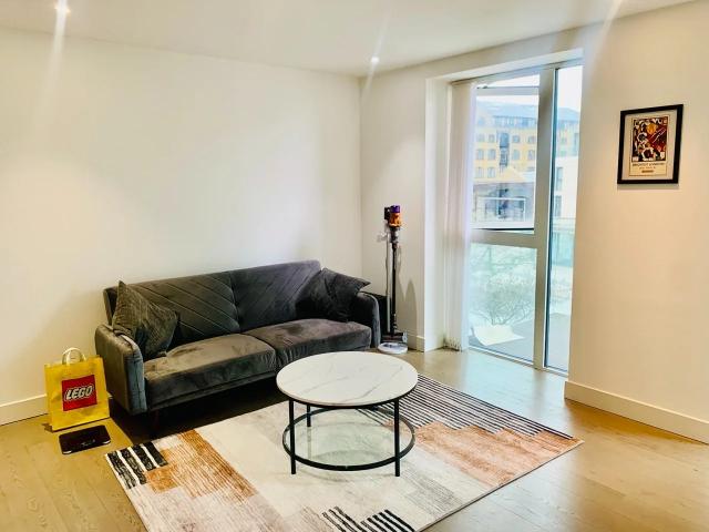 Apartment at Vaughan Way, Greater London