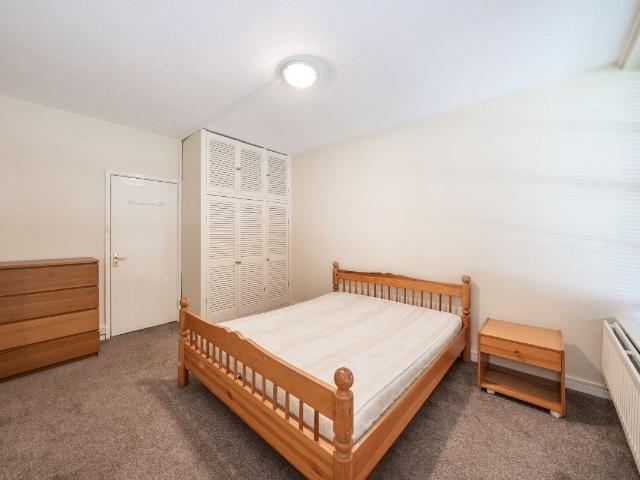 Apartment at Vicarage Crescent, Greater London