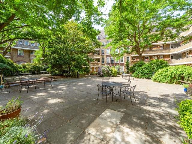 Apartment at Vicarage Crescent, Greater London