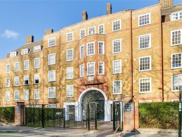 Apartment at Vicarage Crescent, Greater London