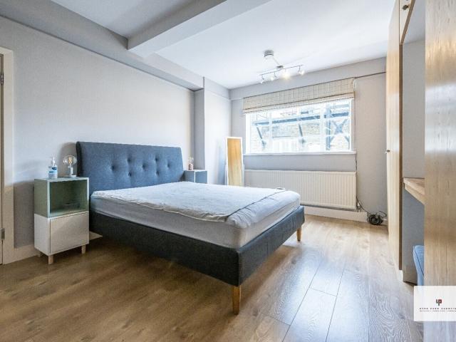 Apartment at Vicarage Gate, Greater London