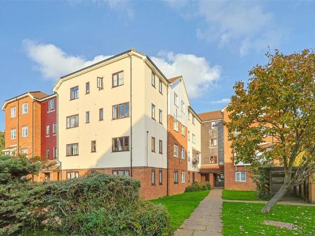 Apartment at Vicars Bridge Close, Greater London