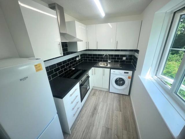 Apartment at Vicars Bridge Close, Greater London