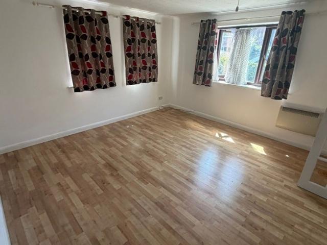 Apartment at Vicars Bridge Close, Greater London
