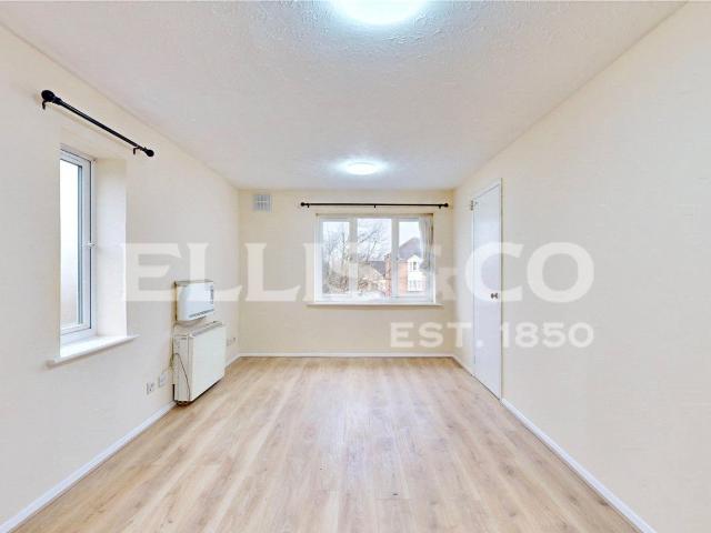 Apartment at Vicars Bridge Close, Greater London