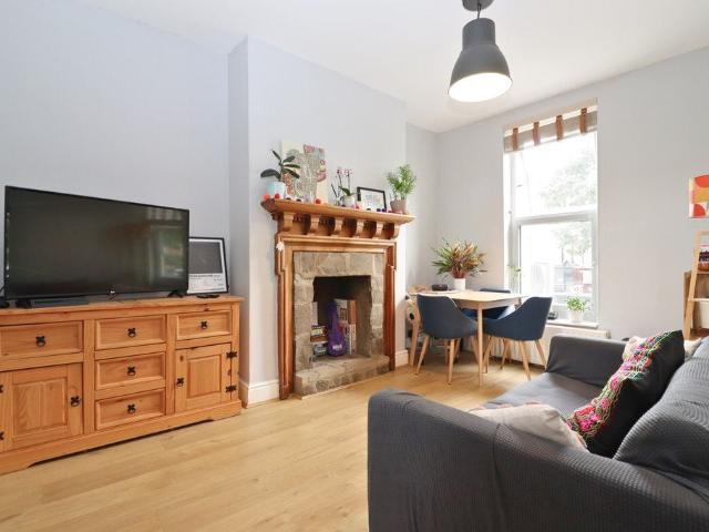 Apartment at Victoria Avenue, Greater London