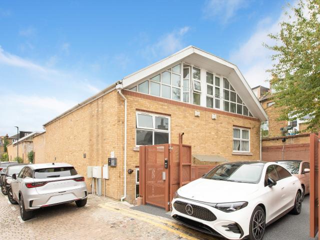 Apartment at Victoria Mews, Greater London