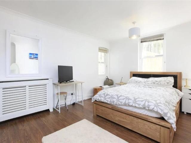 Apartment at Victoria Rise, Greater London