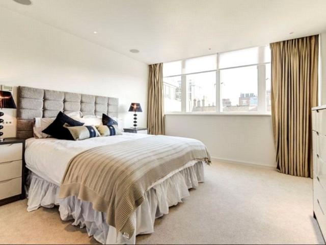 Apartment at Young Street, Greater London
