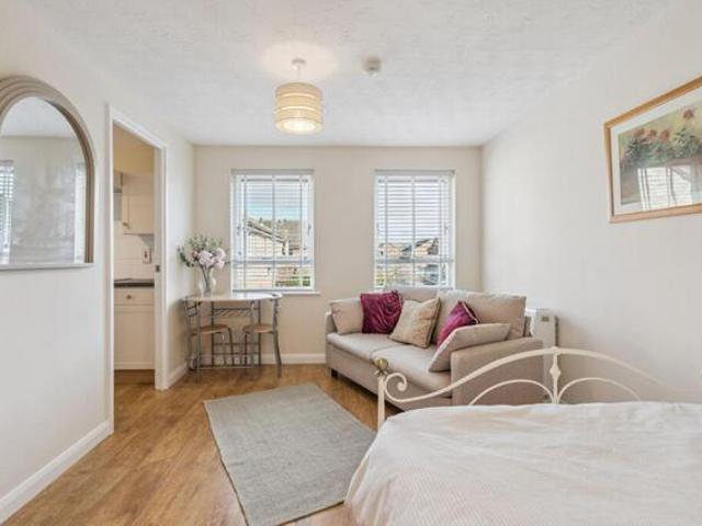Apartment Bourne End Buckinghamshire LS100398529