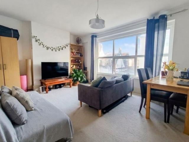 apartment Ballards Lane, London, N12
