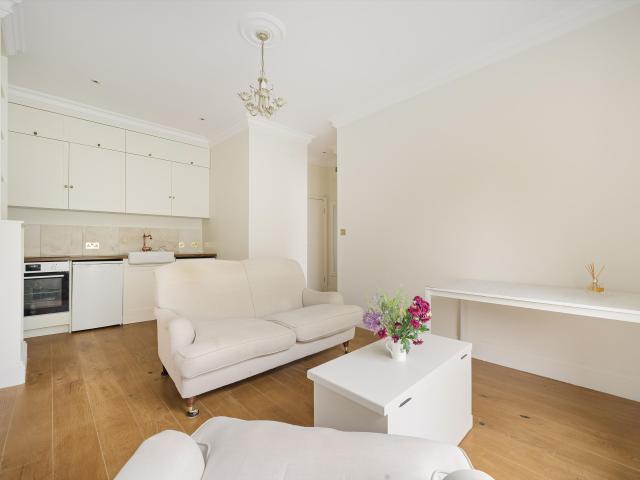 apartment for rent at apartment Queen's Gardens, London, W2