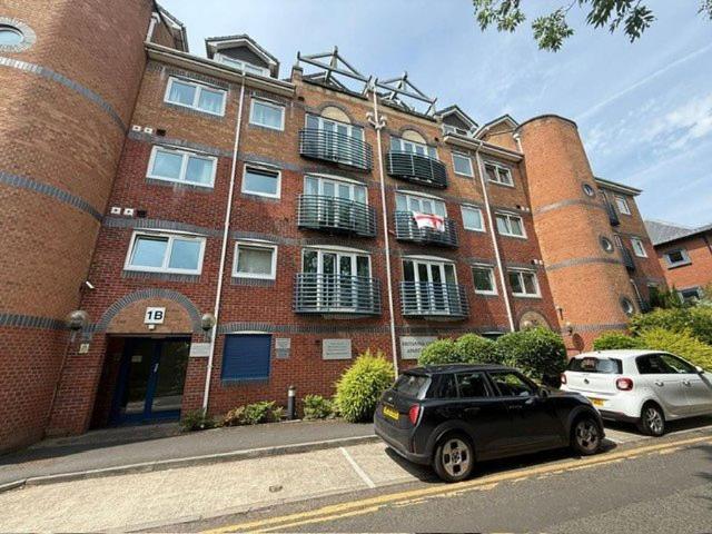 apartment for rent at Britannia Quay, Sale, M33