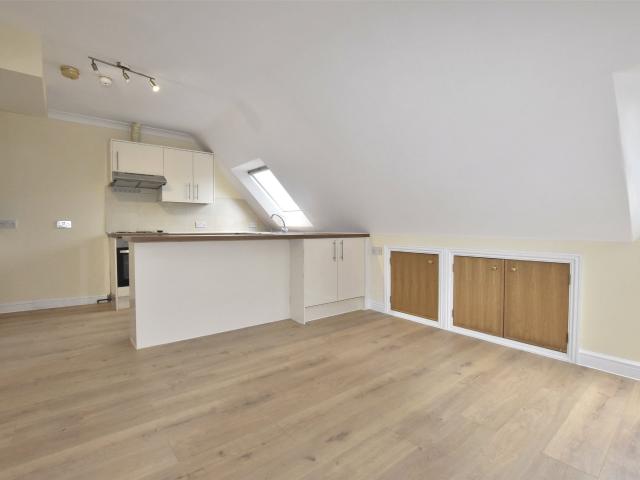 apartment for rent at Ladbroke Road, Redhill, Surrey, RH1, UK
