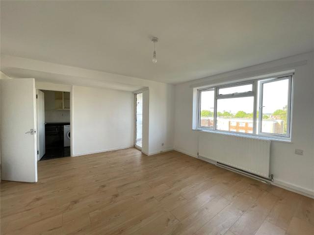 apartment for rent at Woodcote Road, Wallington, SM6, UK
