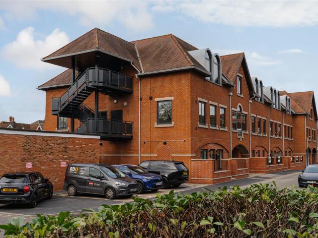 apartment for rent in 21, Roebuck Close, Reigate, RH2 7GF