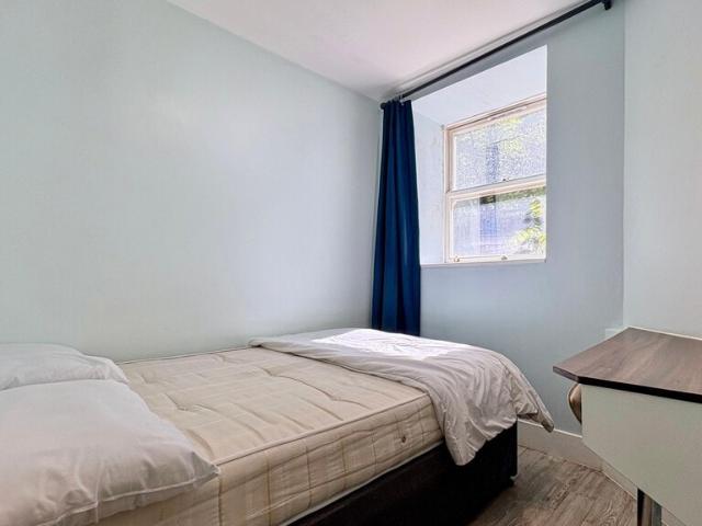 Room to rent on Camden Road, London