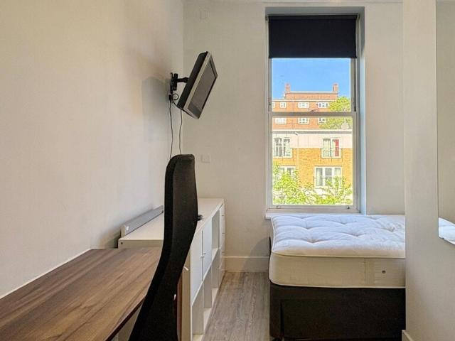 Room to rent on Camden Road, London