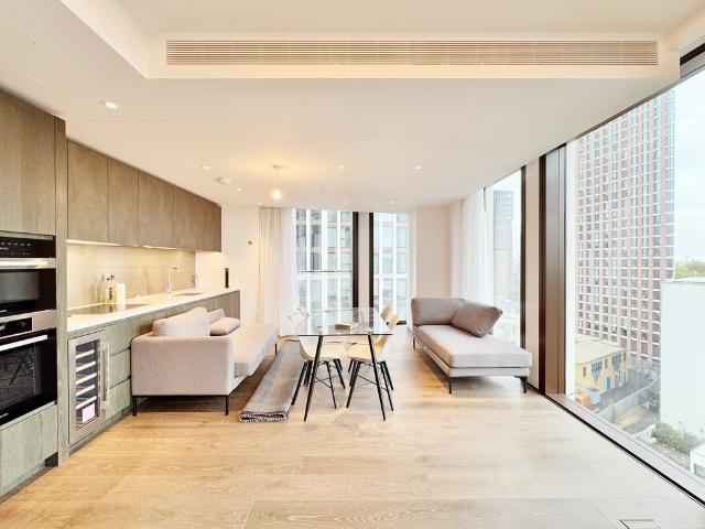 2 bedroom flat to rent on Carnation Way, London