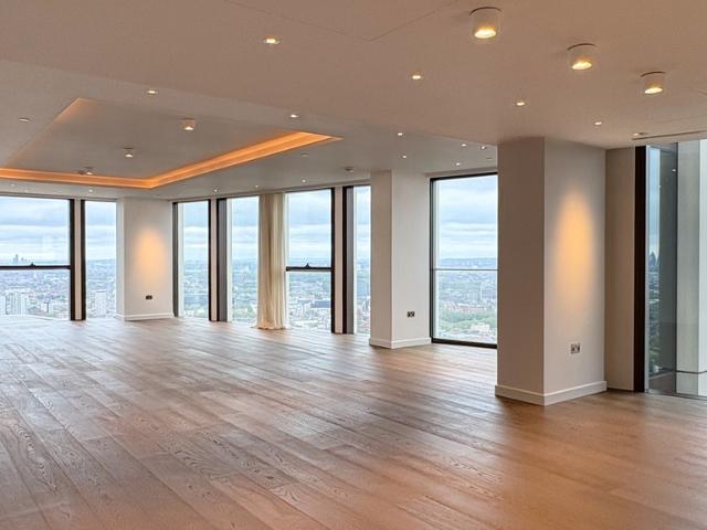 5 bedroom flat to rent on Carnation Way, London