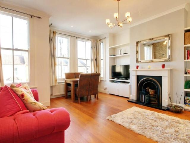 apartment for rent in Carnarvon Road, E18 2NU