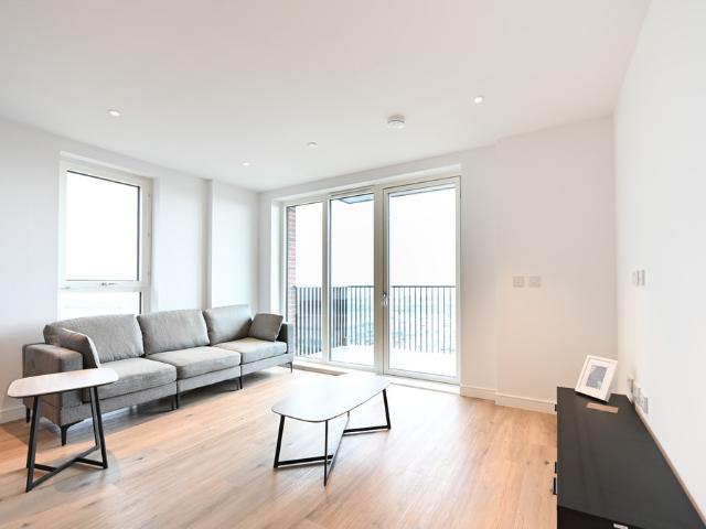 2 bedroom flat to rent on Cedrus Avenue, London