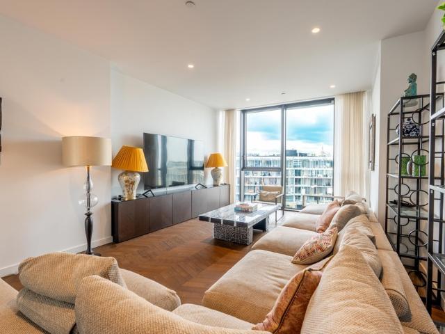 4 bedroom flat to rent on Circus Road West, London
