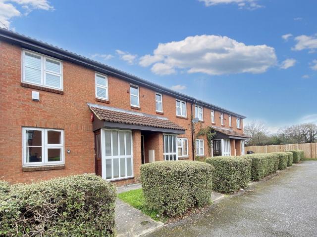 apartment for rent in Clarkes Drive, Uxbridge, UB8