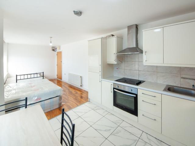 apartment for rent in Cranbrook Road, IG1 4DU
