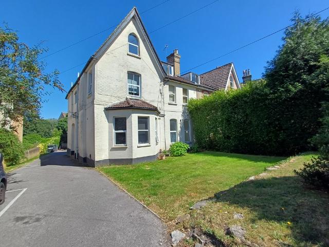 Apartment for rent in Crescent Road, Bournemouth